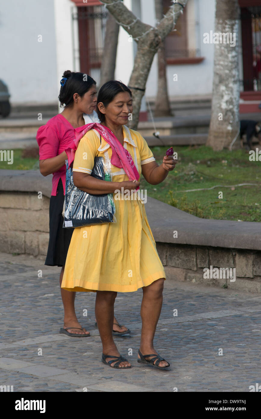Due donne che camminano per strada immagini e fotografie stock ad alta ...