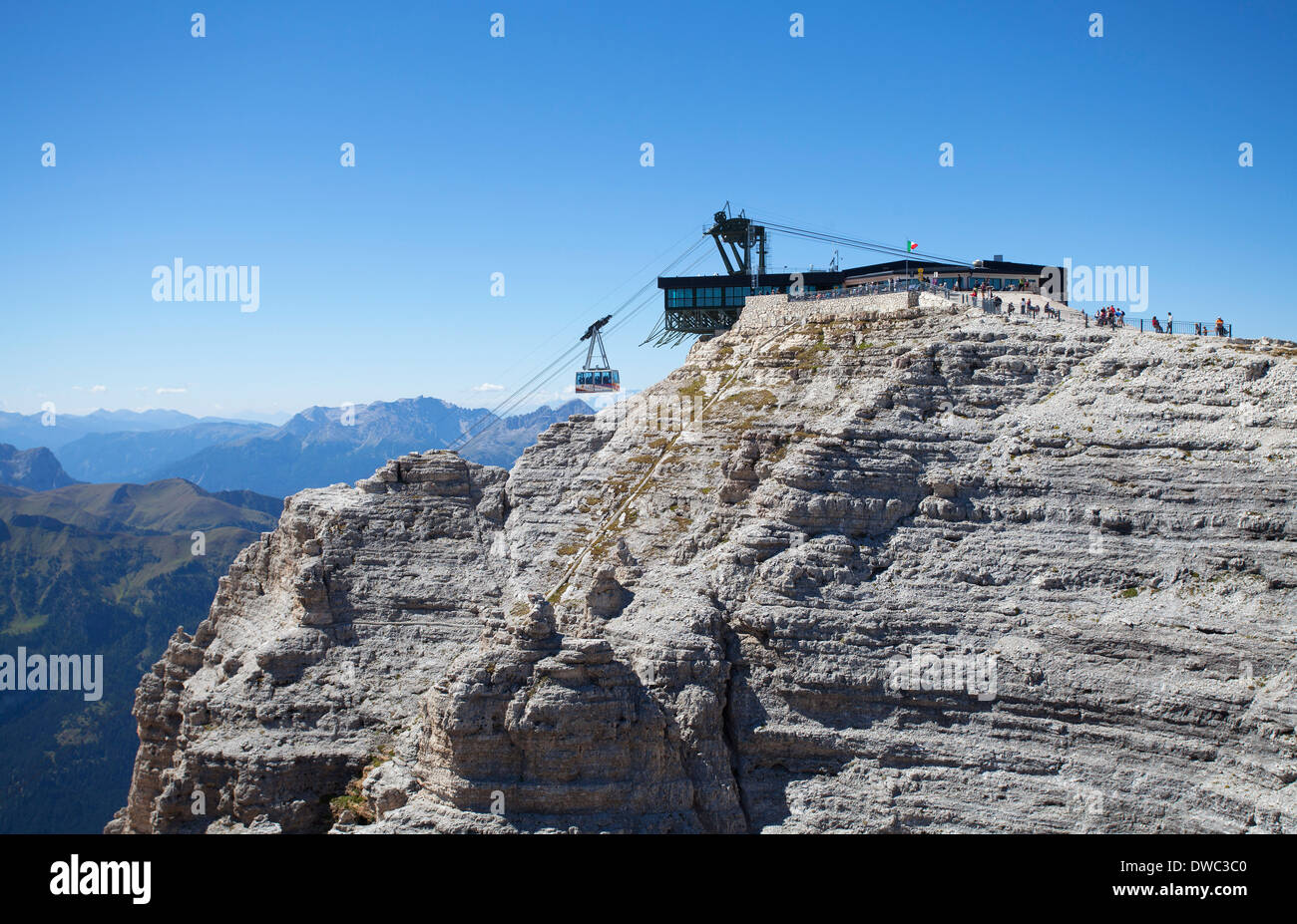 Funivia stazione a monte sass pordoi immagini e fotografie stock ad ...