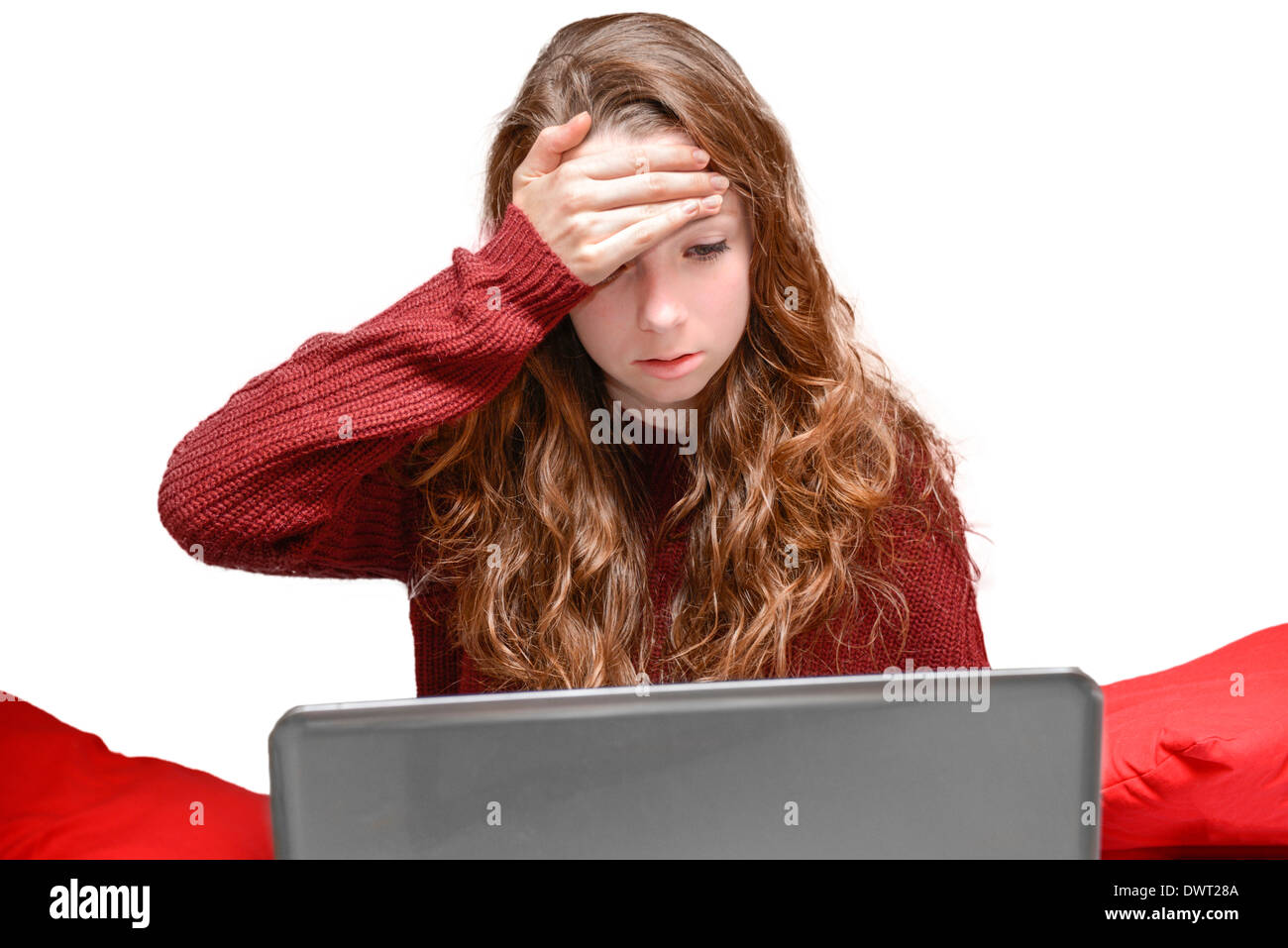Una ragazza al computer immagini e fotografie stock ad alta risoluzione ...