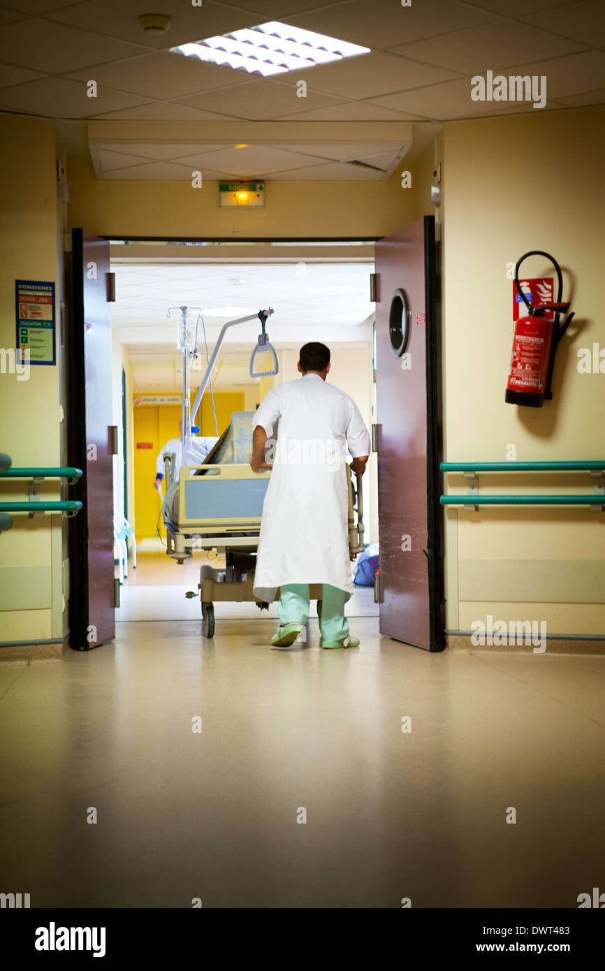 Personale medico della barella a figura intera immagini e fotografie ...