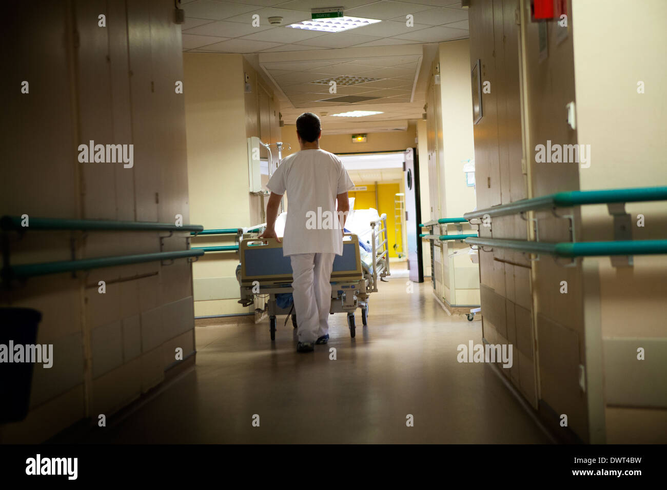Personale medico della barella a figura intera immagini e fotografie ...