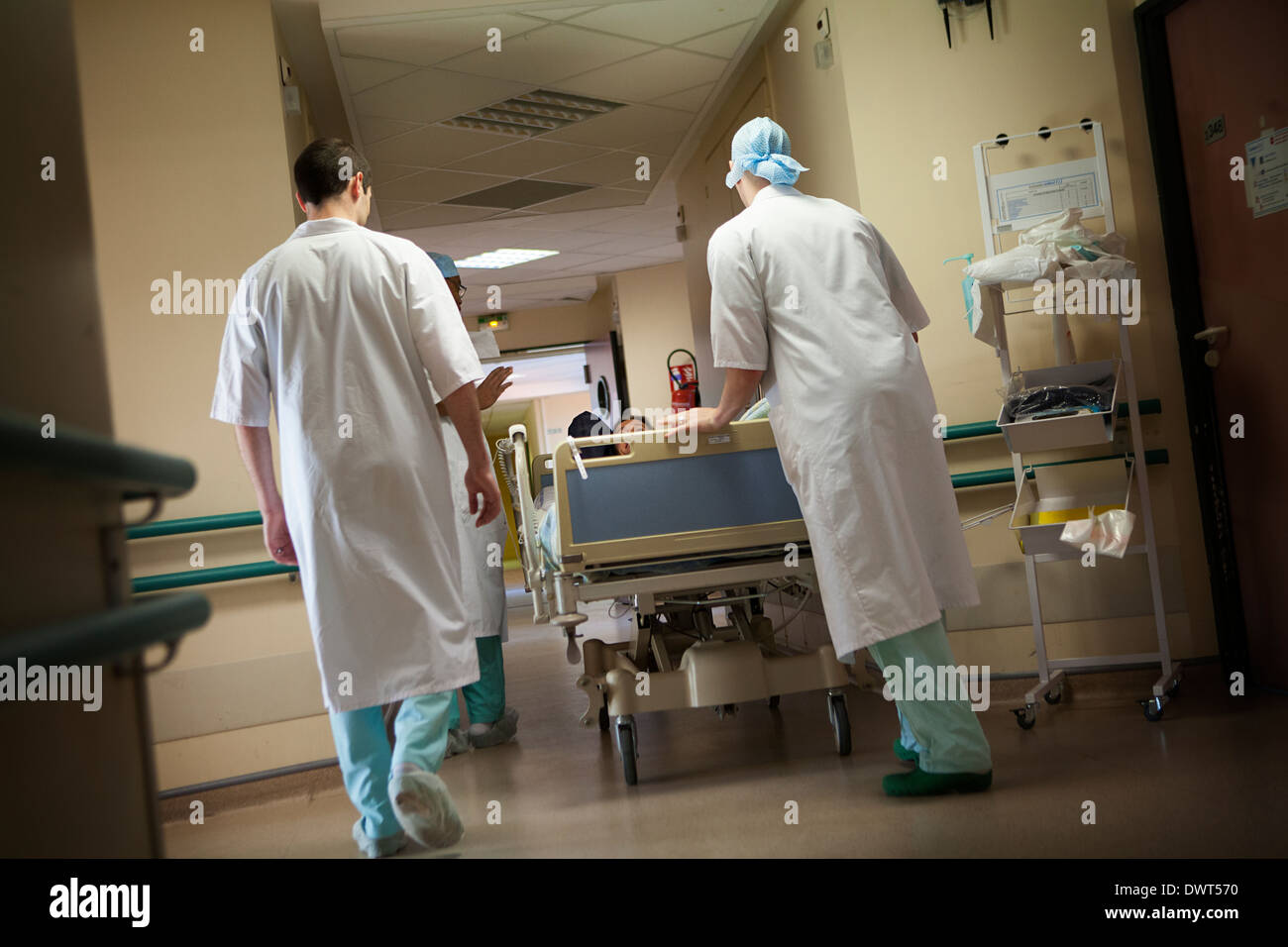 Personale medico della barella a figura intera immagini e fotografie ...