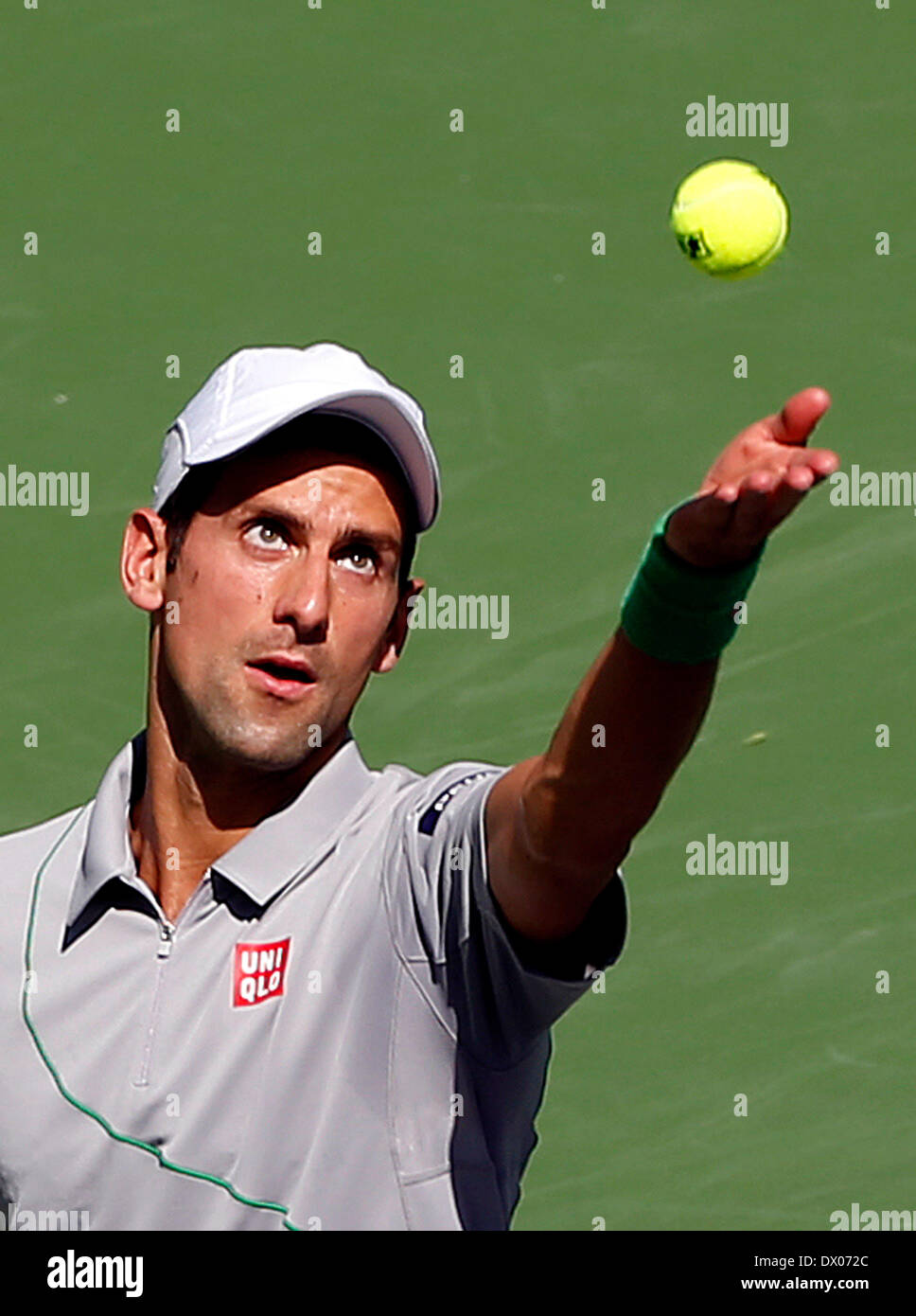 Los Angeles, California. Il 15 marzo 2014. Novak Djokovic di Serbia serve a John Isner durante ...