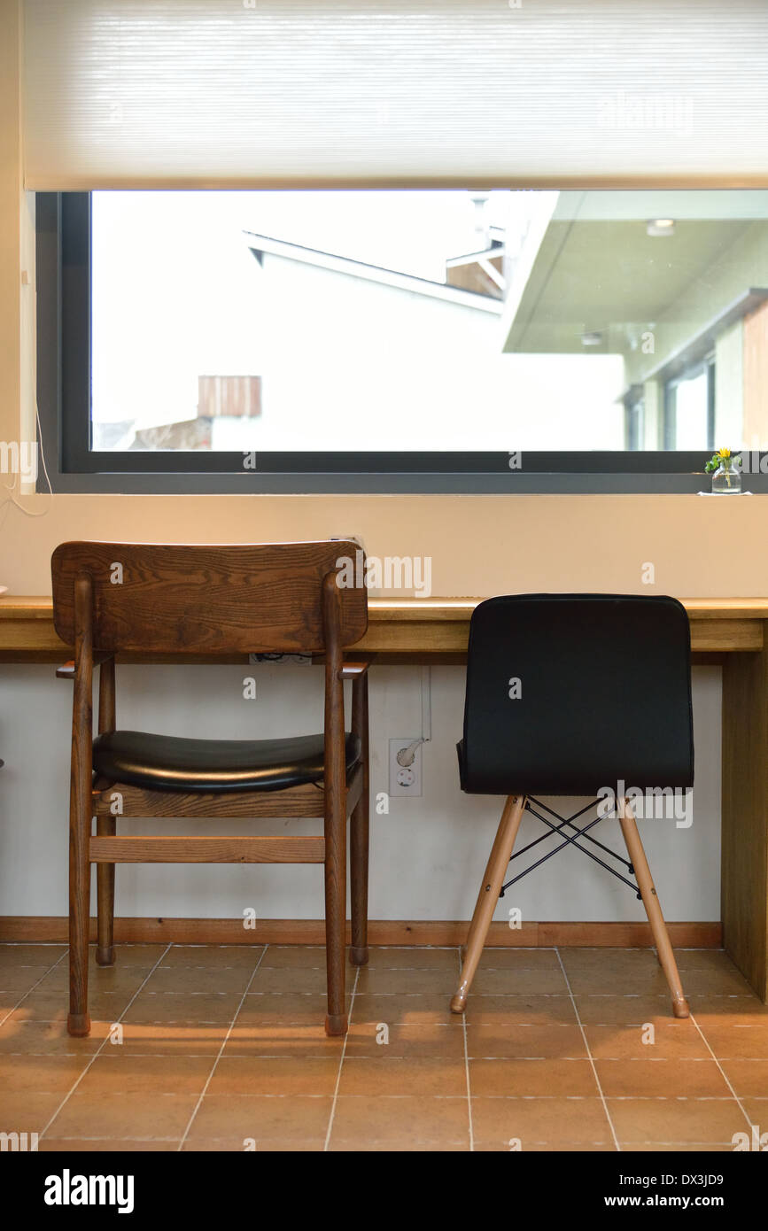 Scrivania davanti alla finestra immagini e fotografie stock ad alta ...