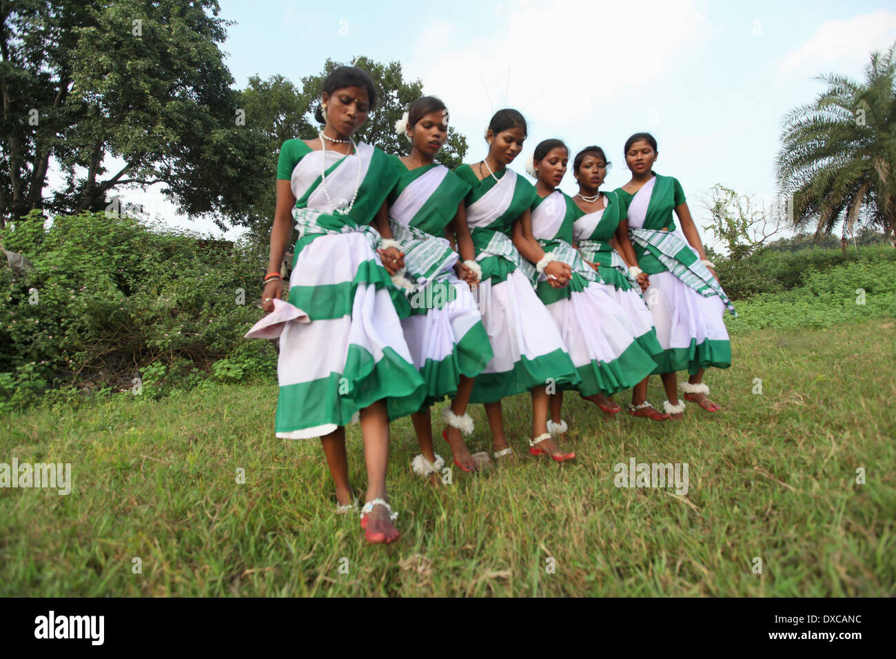 Danza popolare immagini e fotografie stock ad alta risoluzione - Alamy