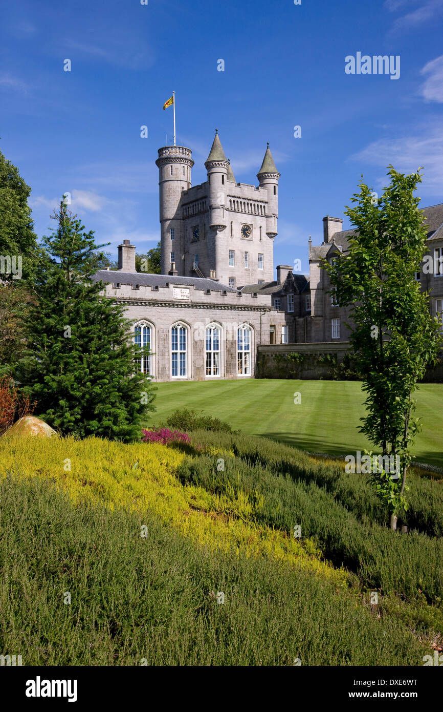 Ritratto di Castello di Balmoral da Gardens Royal Deeside Foto stock ...