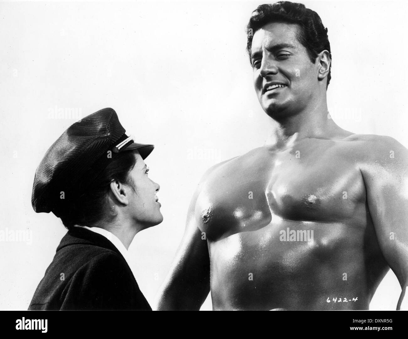 Festa in spiaggia muscolare immagini e fotografie stock ad alta ...