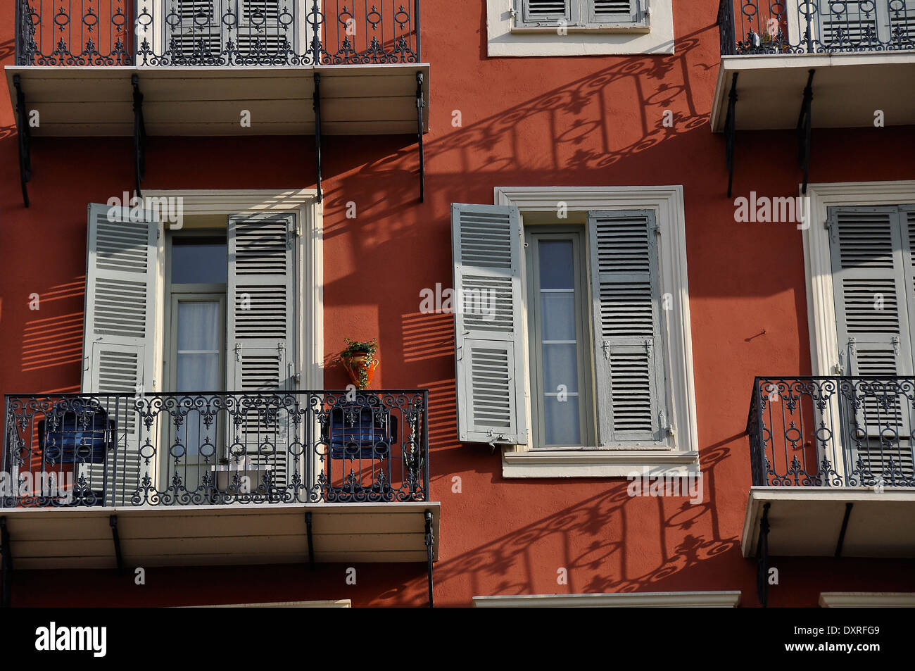 Finestre e balconi blu immagini e fotografie stock ad alta risoluzione ...