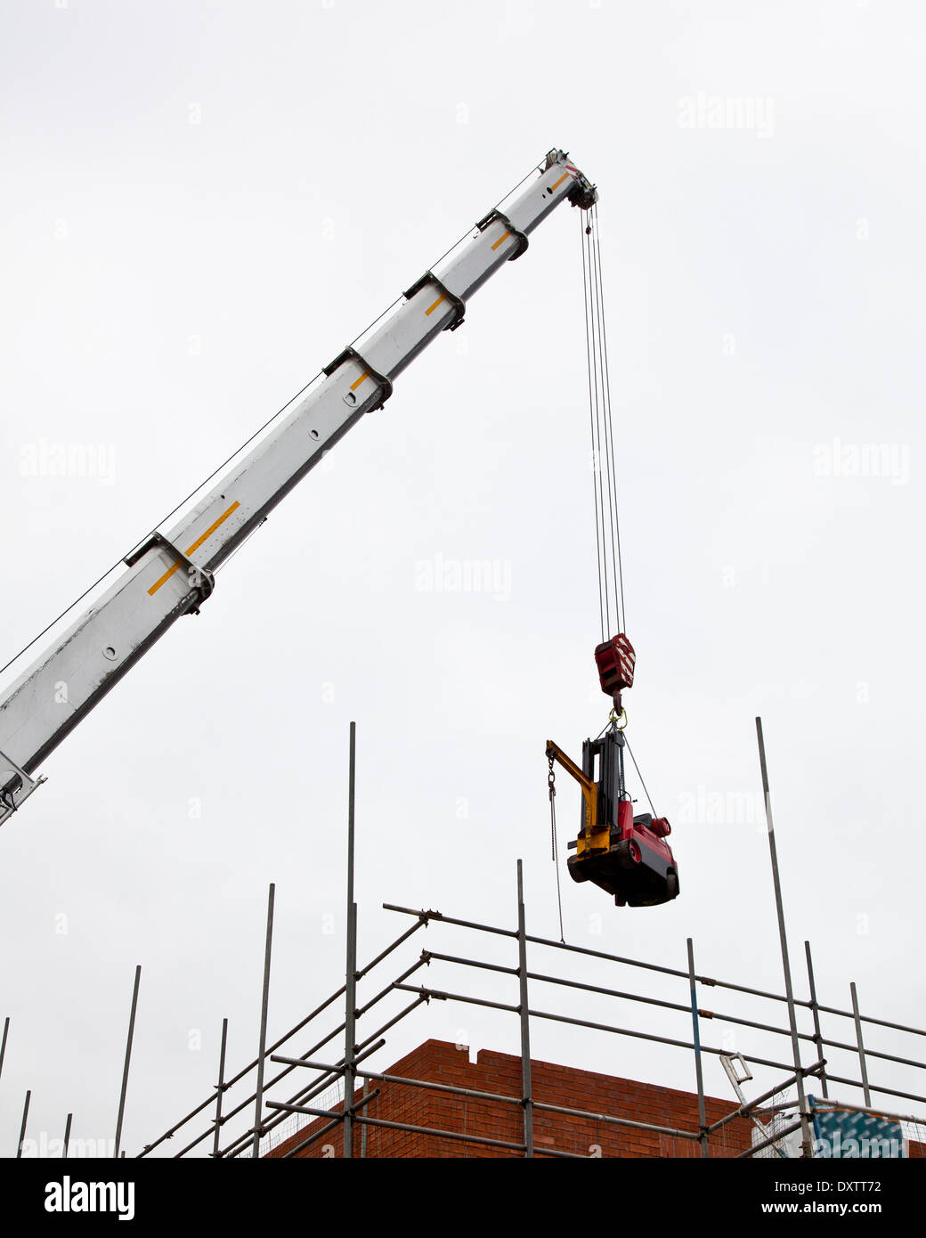 Crane lifting forklift truck immagini e fotografie stock ad alta ...