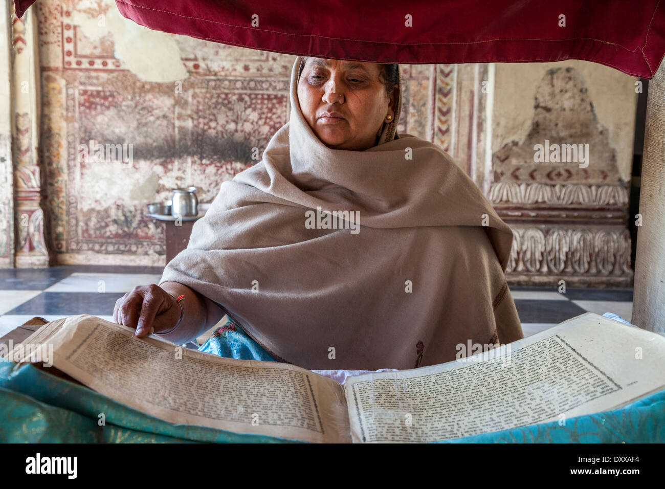 India, Dehradun. La donna la lettura della Sacra Scrittura nella Durbar ...