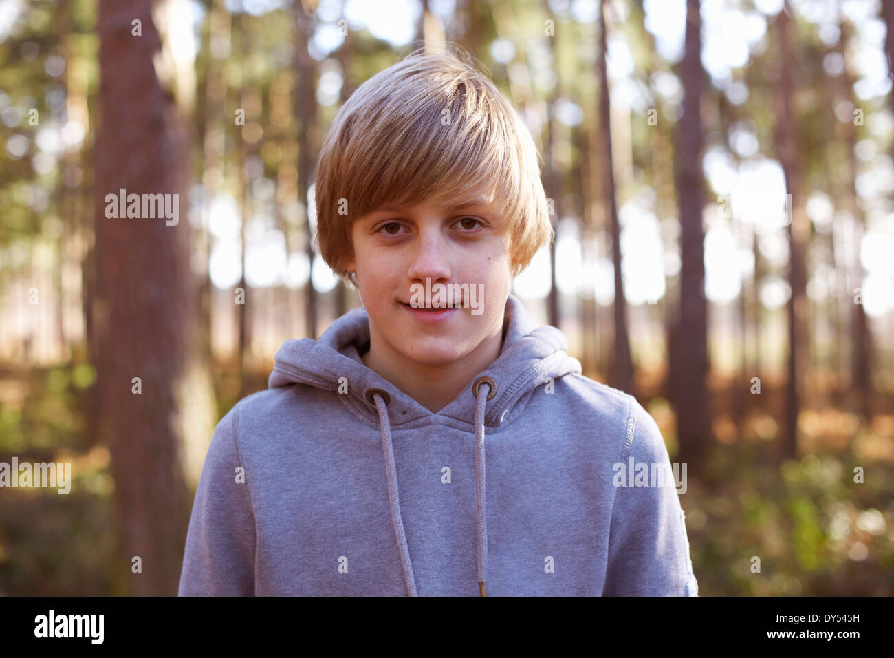 Ragazzo nei boschi immagini e fotografie stock ad alta risoluzione - Alamy