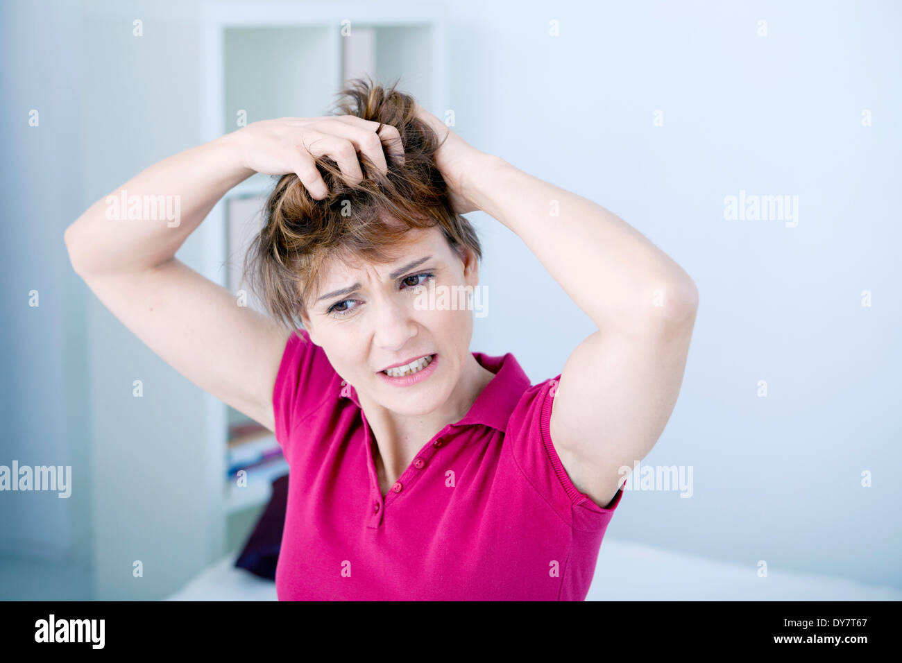 Prurito alla testa immagini e fotografie stock ad alta risoluzione - Alamy