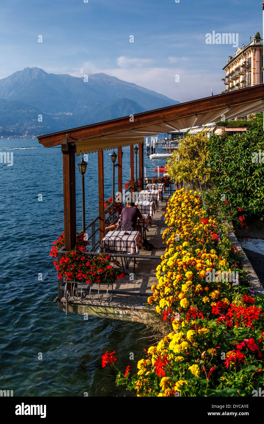 Ristorante sul lago terrazza, Bellagio Lago di Como, Italia Foto stock ...