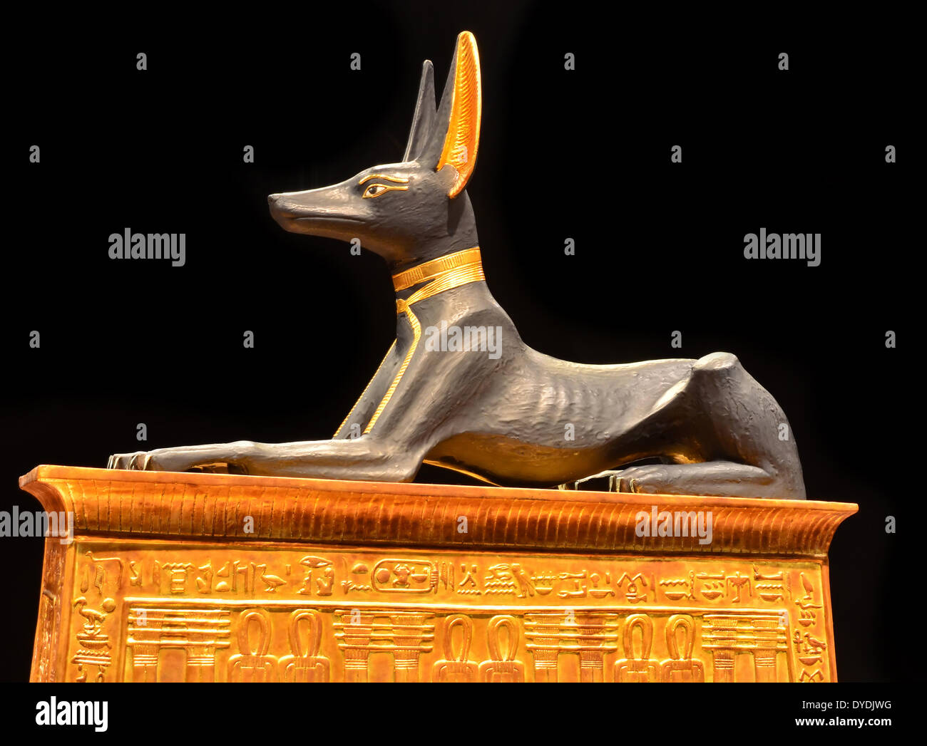 Golden statue king tutankhamun king immagini e fotografie stock ad alta ...