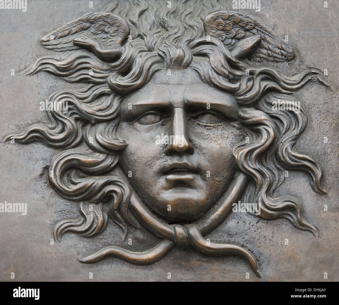 Testa di Medusa in bronzo Foto stock - Alamy