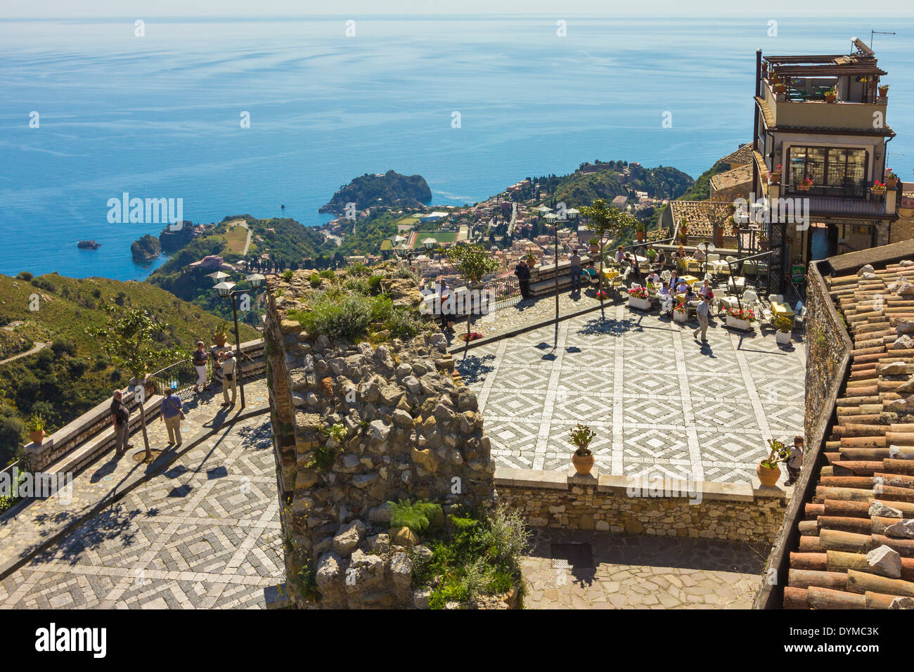 Piazza San Antonio a Castelmola & vista a questo castello village alta ...