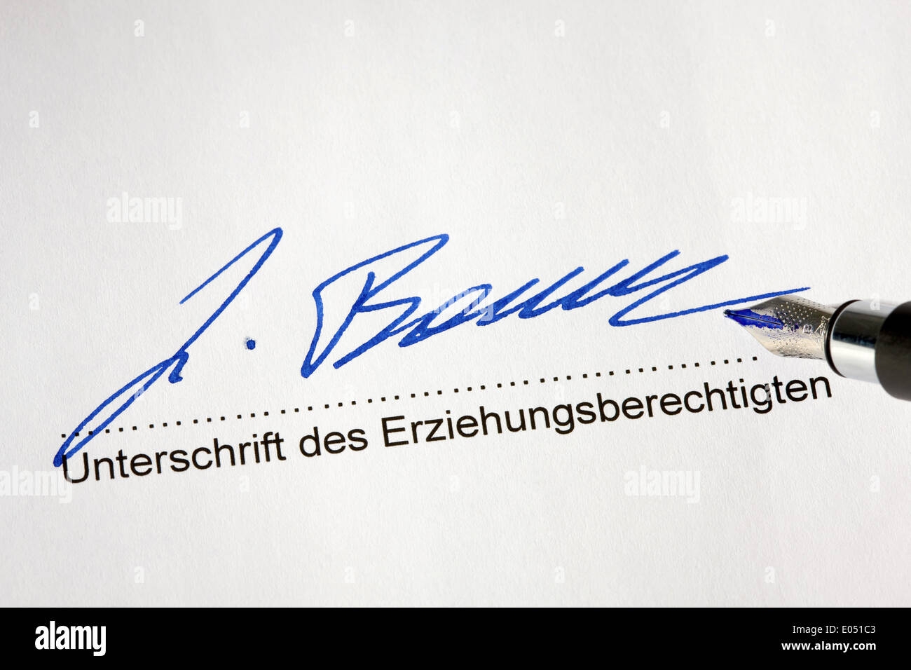 Handschriftliche unterschrift unter ein offizielles dokument der schule ...