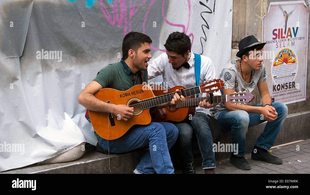 Persone che ascoltano musicisti di strada immagini e fotografie stock ...