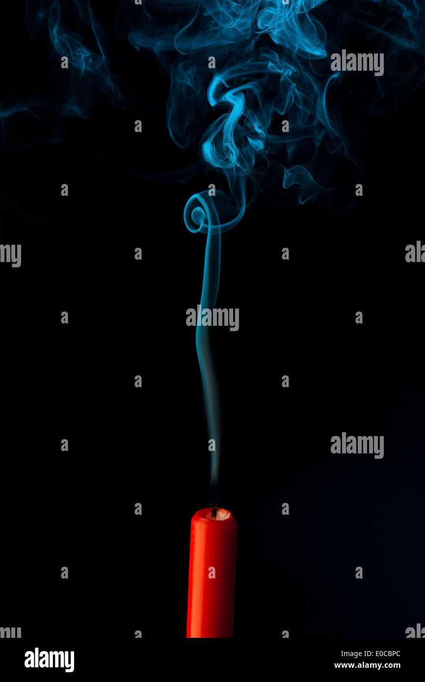La fiamma di una candela è stata soffiata fuori. Simbolo morire per la ...