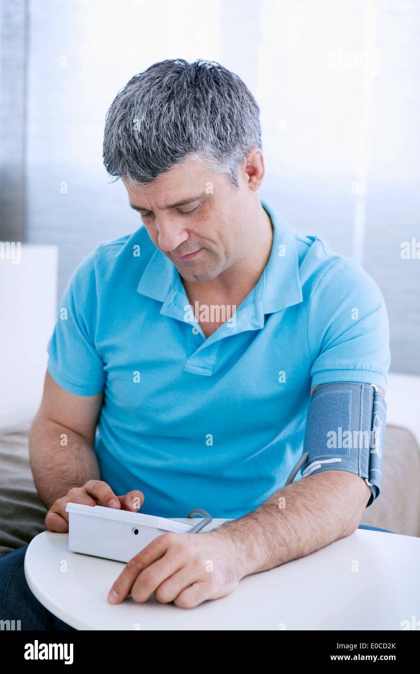 Controllo della pressione arteriosa immagini e fotografie stock ad alta ...