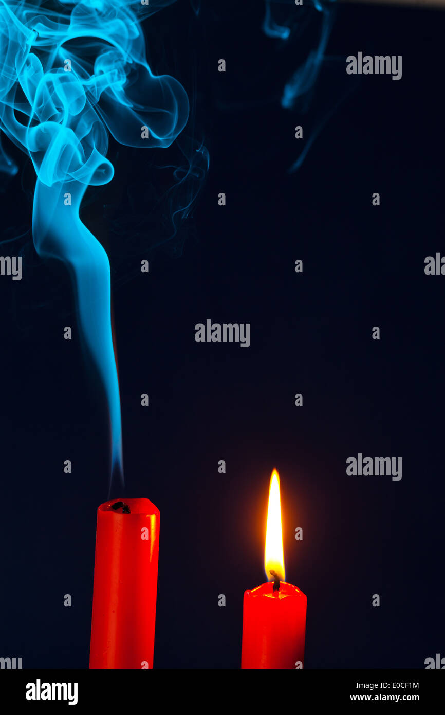 La fiamma di una candela è stata soffiata fuori. Simbolo morire per la ...