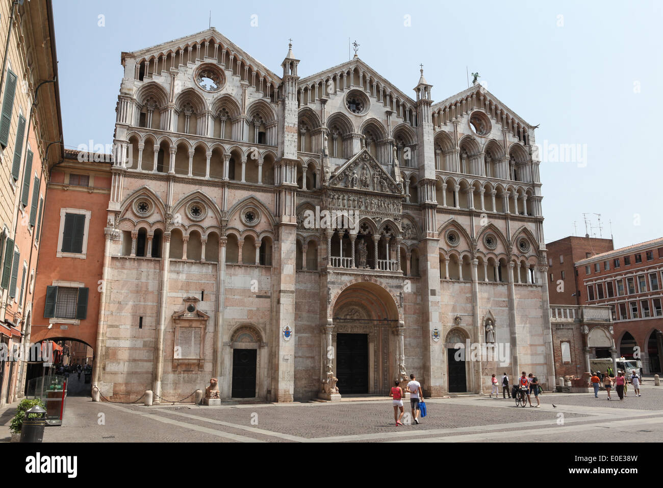 Vista frontale del Duomo di Ferrara sulla piazza principale di Ferrara ...