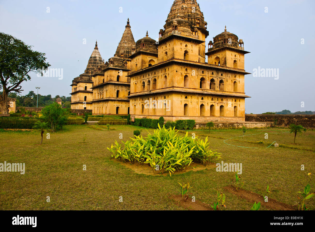 Registi di chhatris a orchha tra cui bir singh deo immagini e ...
