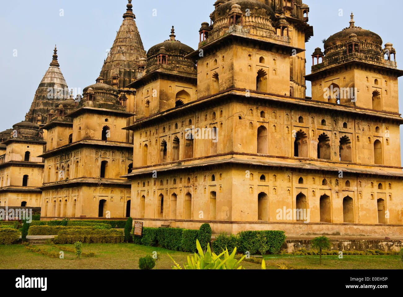 Registi di chhatris a orchha tra cui bir singh deo immagini e ...