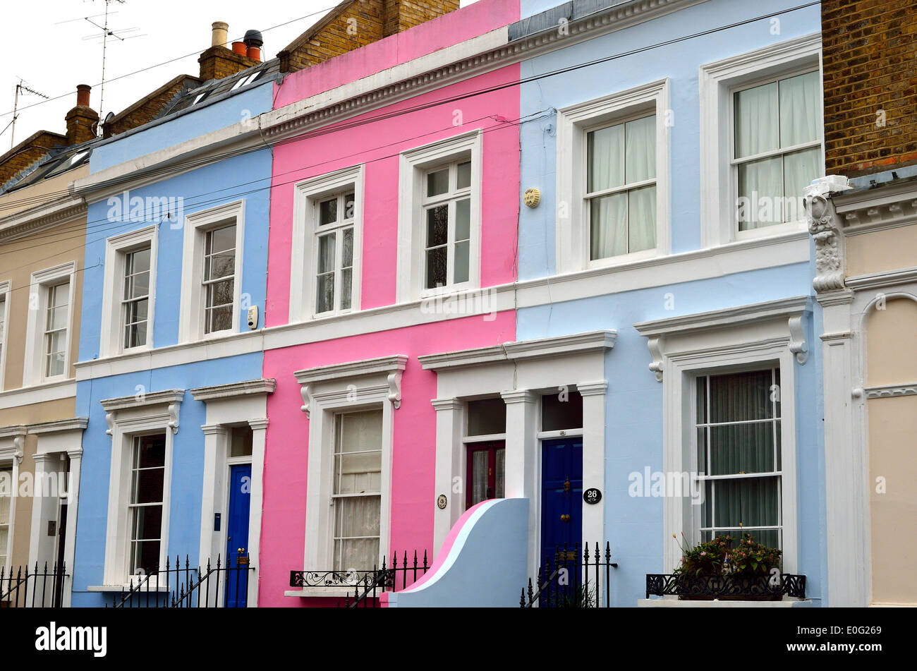 Colorate case a schiera in Notting Hill Londra Foto stock - Alamy