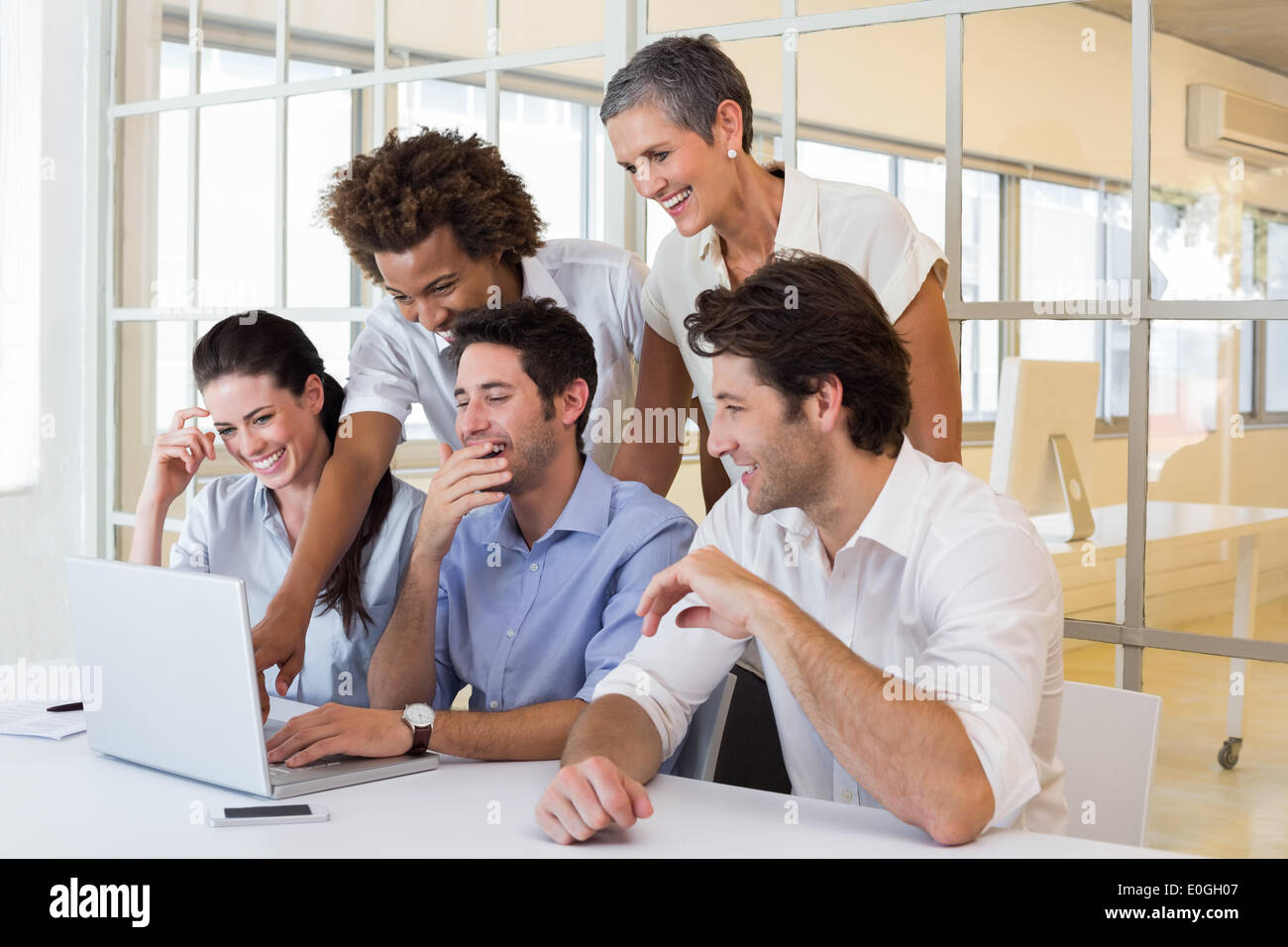 Persone ridono immagini e fotografie stock ad alta risoluzione - Alamy