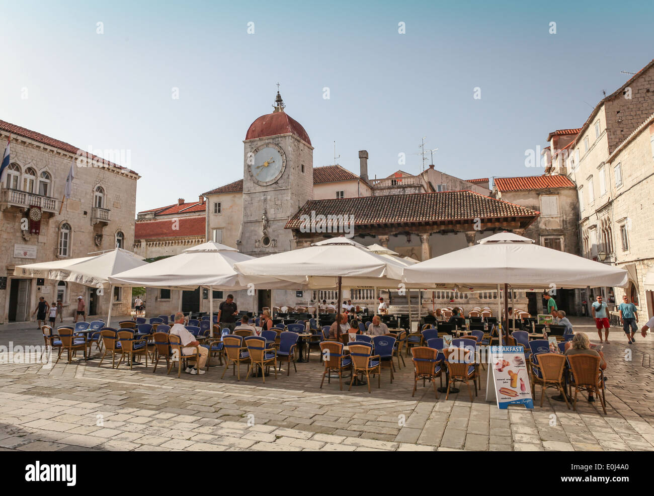Piazza Principale nel centro storico di Trogir, Croazia, con San ...