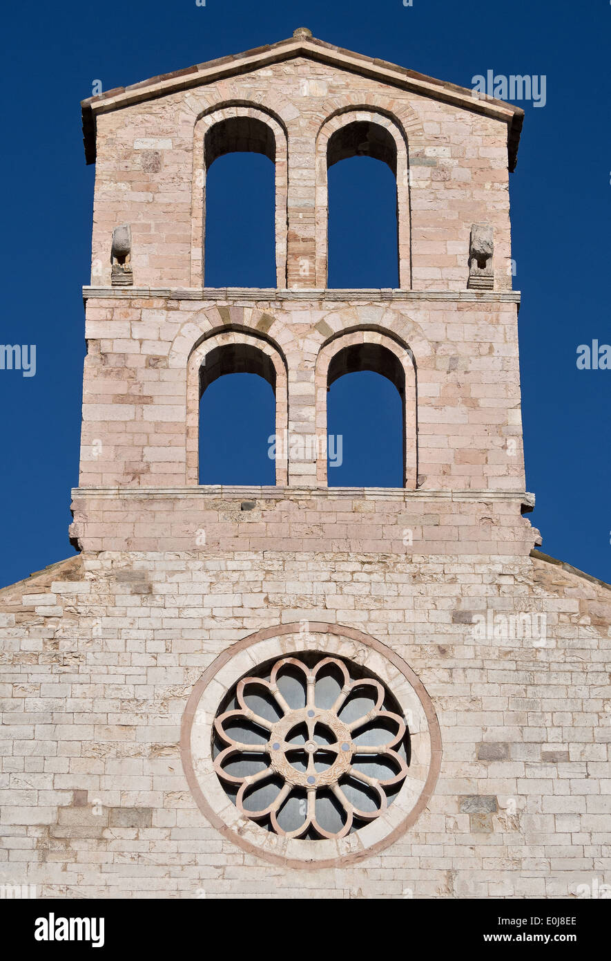 Rosone romanico immagini e fotografie stock ad alta risoluzione - Alamy