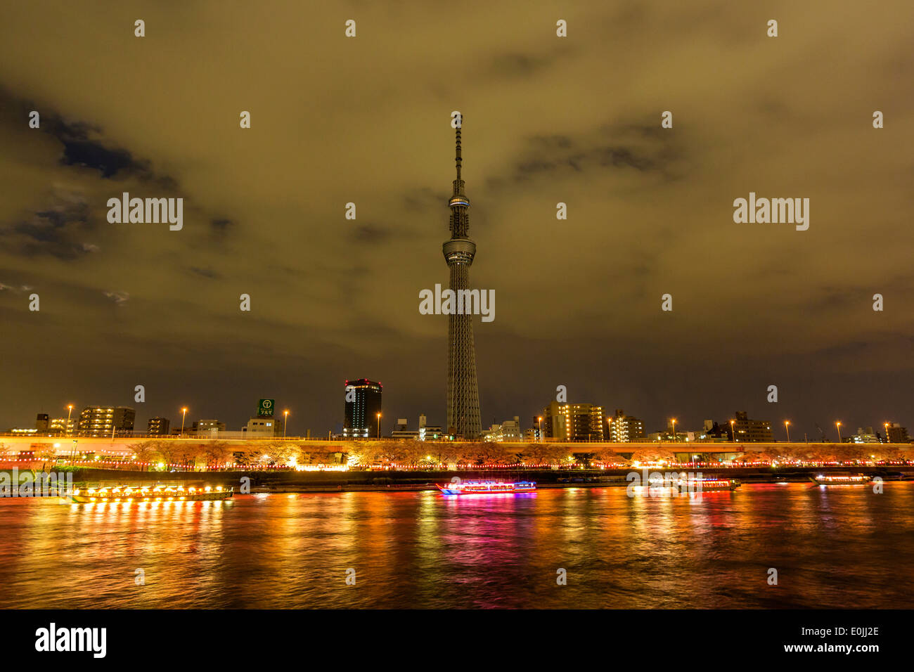 Tokyo tower und tokyo skytree immagini e fotografie stock ad alta ...