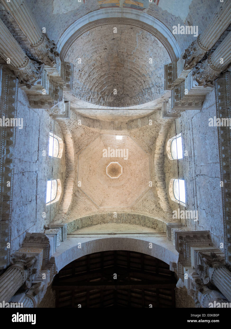 La chiesa romanica di San Salvatore di Spoleto, umbria, Italia; vista ...