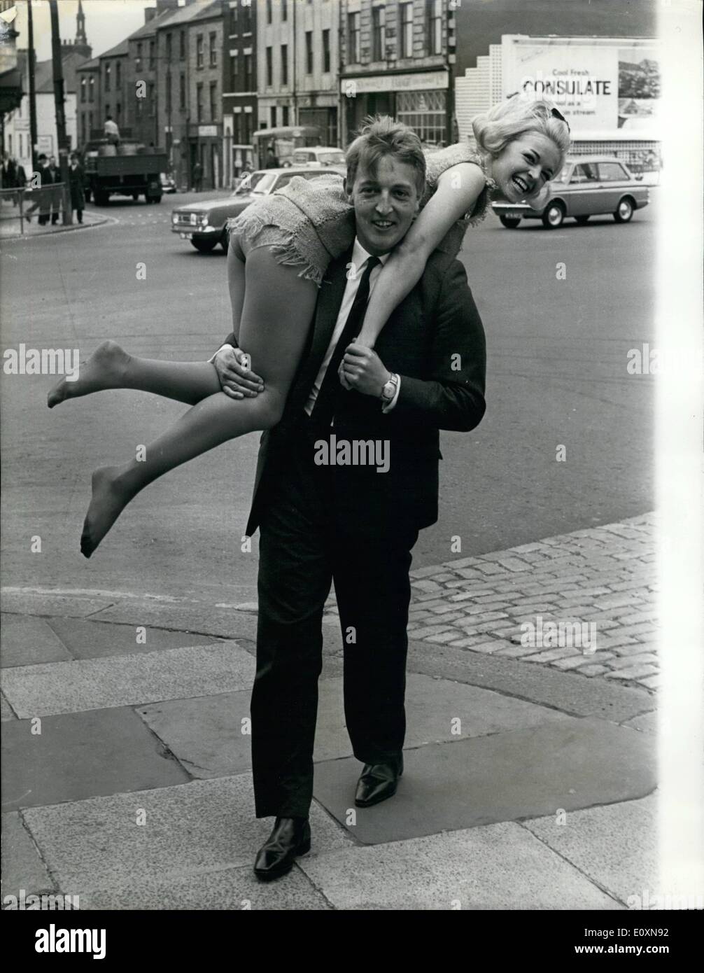 Giugno 06, 1967 - Hostess messo all'asta per la carità. Aria Graziosa ...