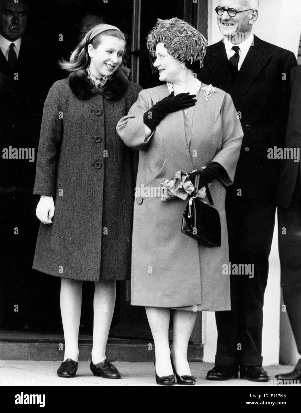 La Regina madre Elizabeth Bowes-Lyon con il nipote Foto stock - Alamy