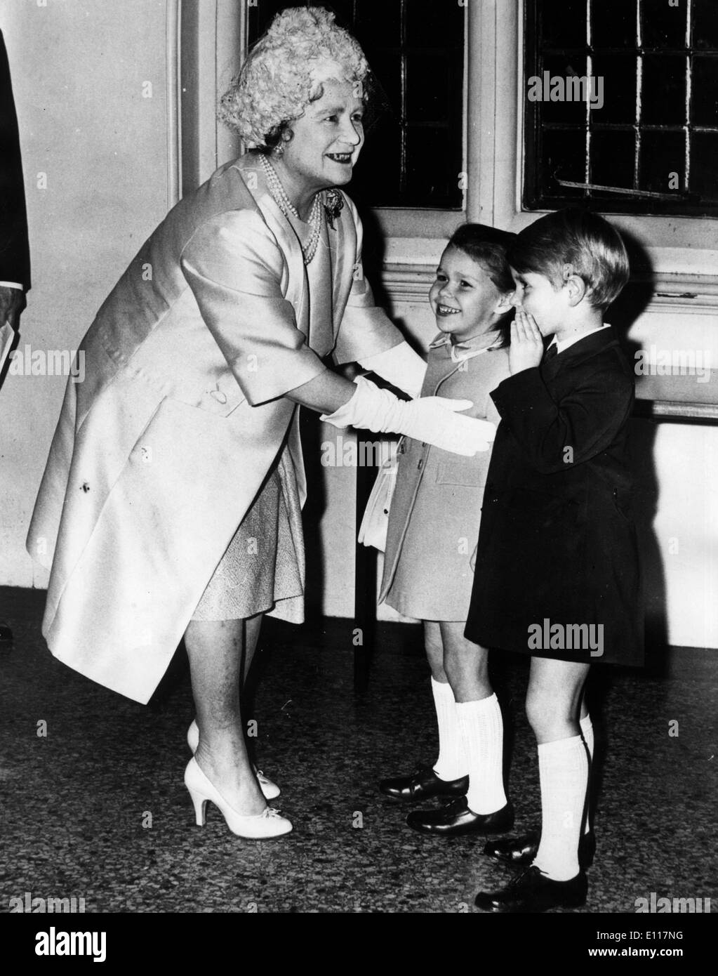 La Regina madre Elizabeth Bowes-Lyon con bambini Foto stock - Alamy
