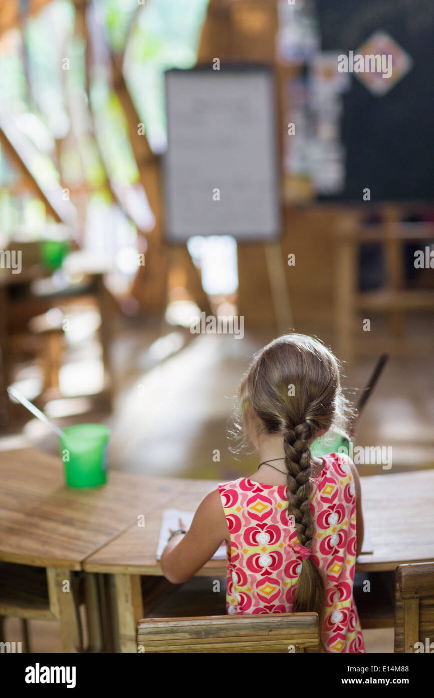 Ragazza alla scrivania immagini e fotografie stock ad alta risoluzione ...