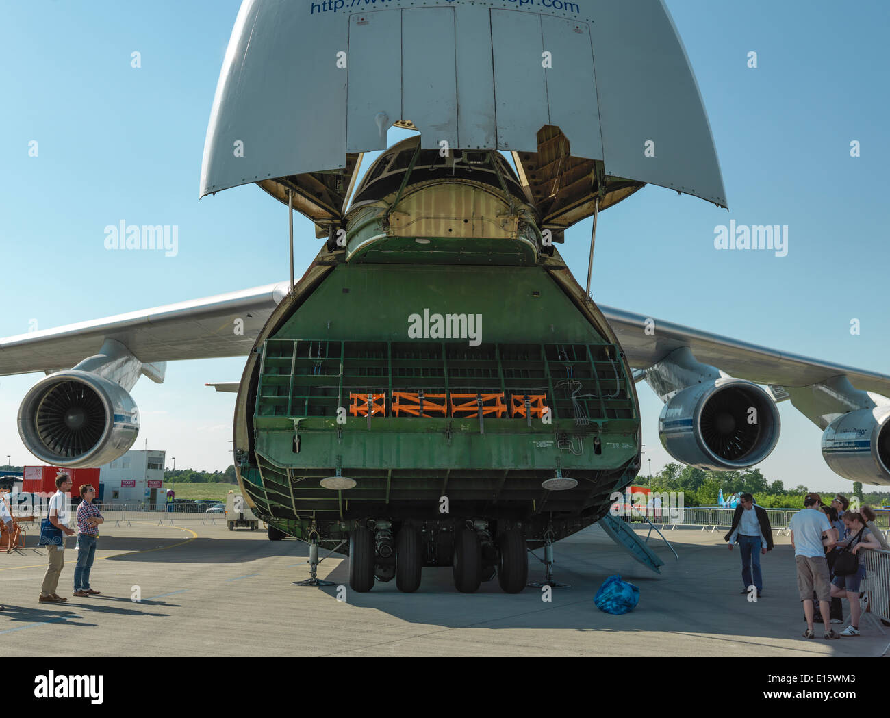 Il russo Antonov un pesante 124-100 piano di trasporto Volga-Dnepr con ...