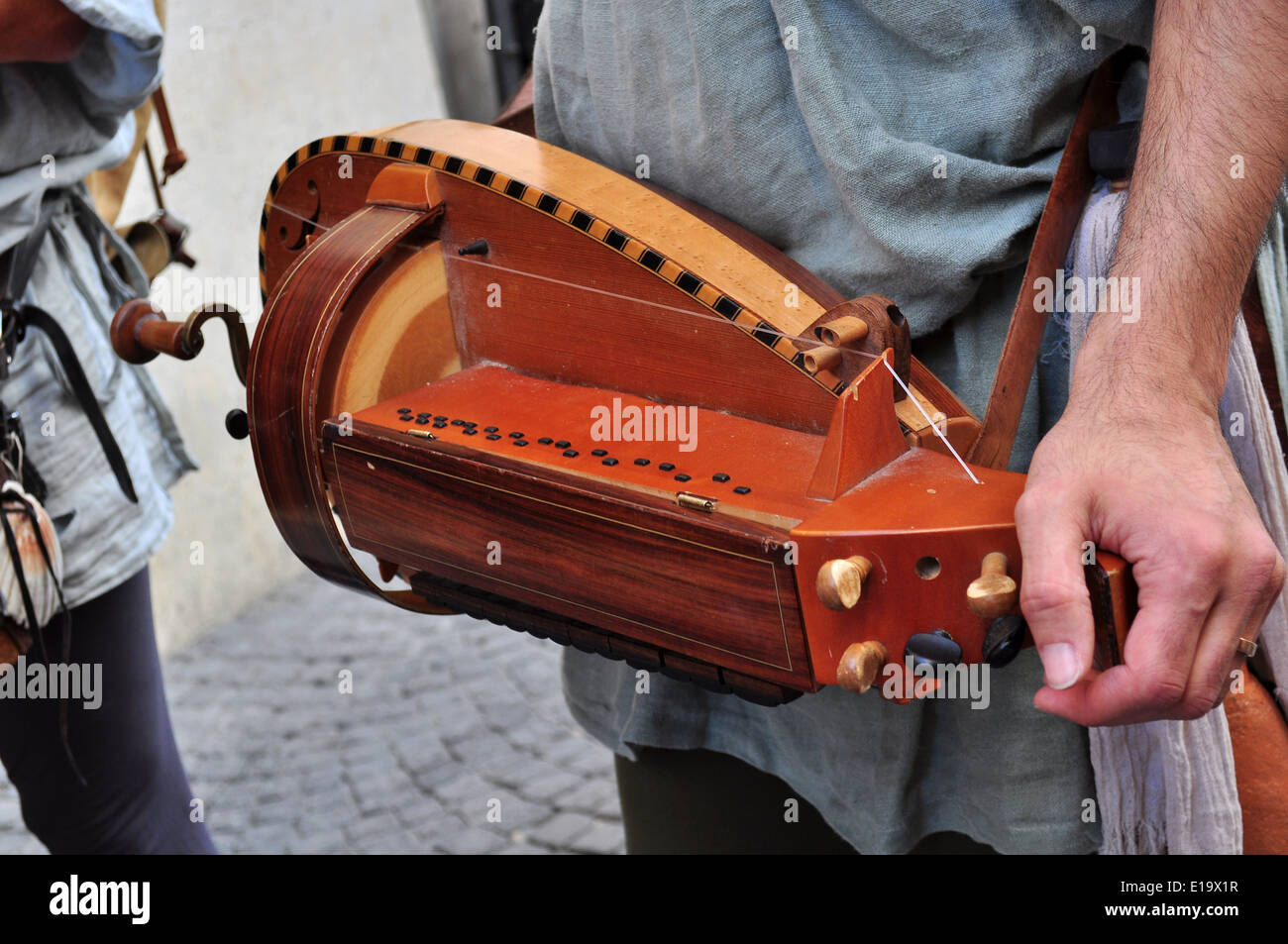 Hurdy gurdy medieval immagini e fotografie stock ad alta risoluzione ...
