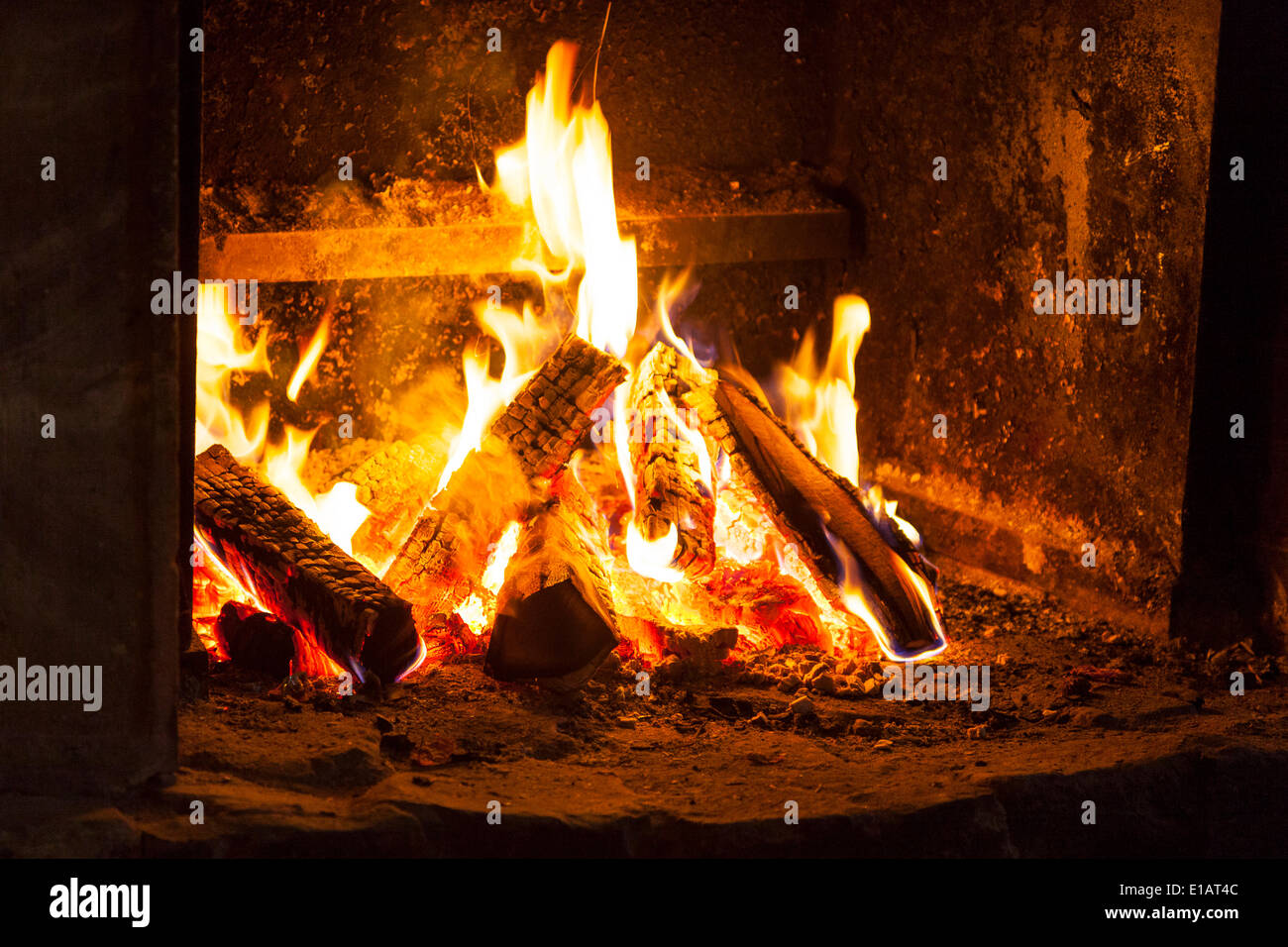 Fuoco in legno immagini e fotografie stock ad alta risoluzione - Alamy