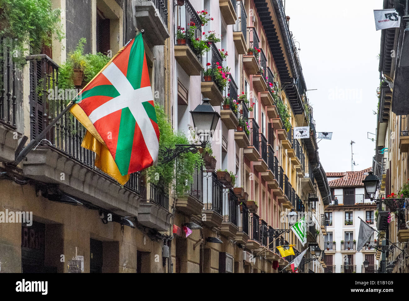 Bandiera basca immagini e fotografie stock ad alta risoluzione - Alamy