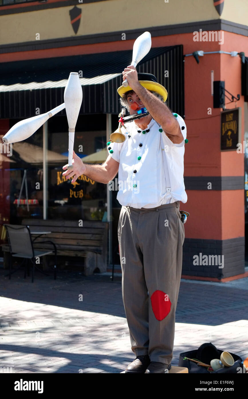 Clown juggling balls immagini e fotografie stock ad alta risoluzione ...