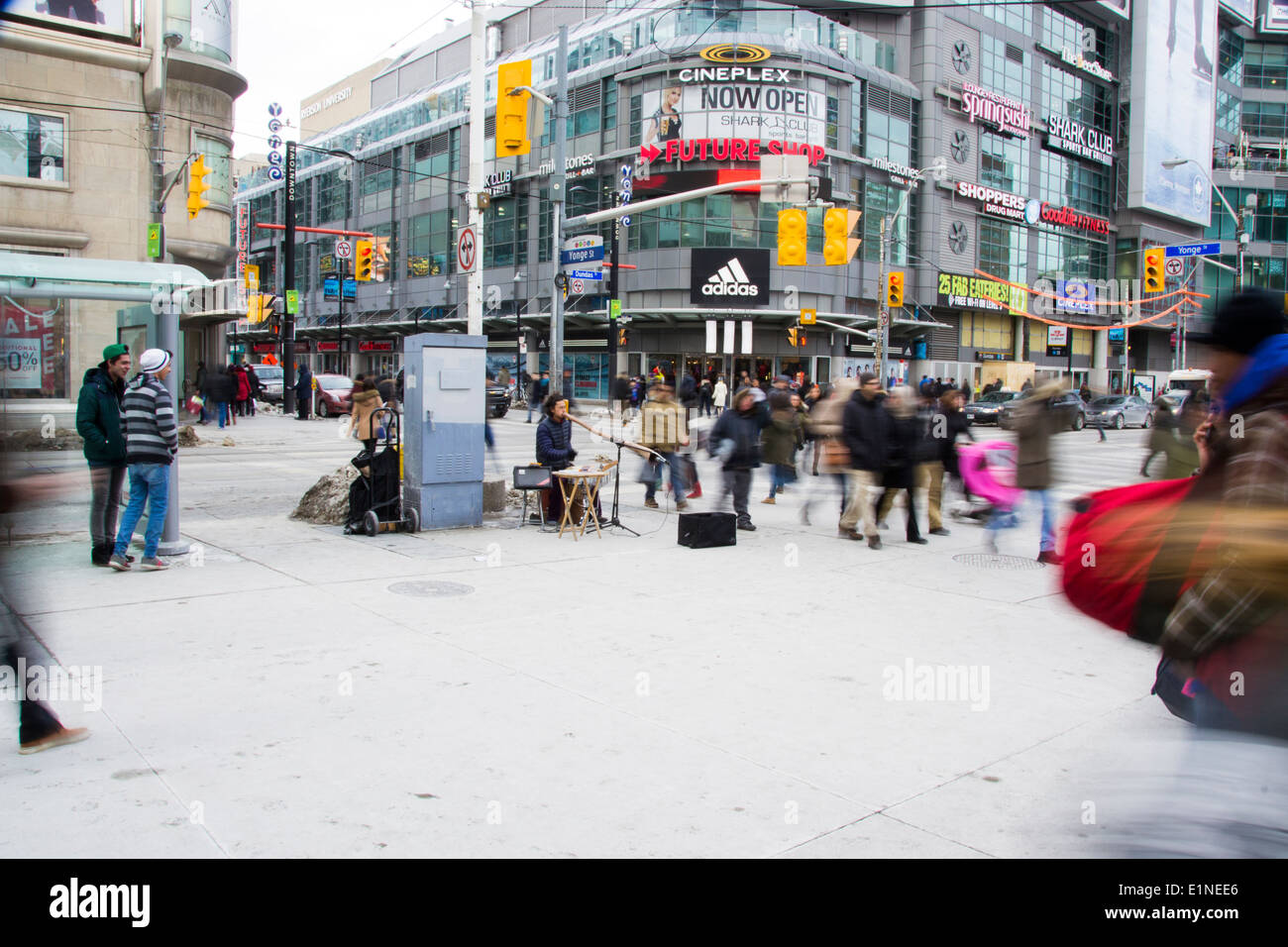Yonge dundas square eaton center toronto immagini e fotografie stock ad ...