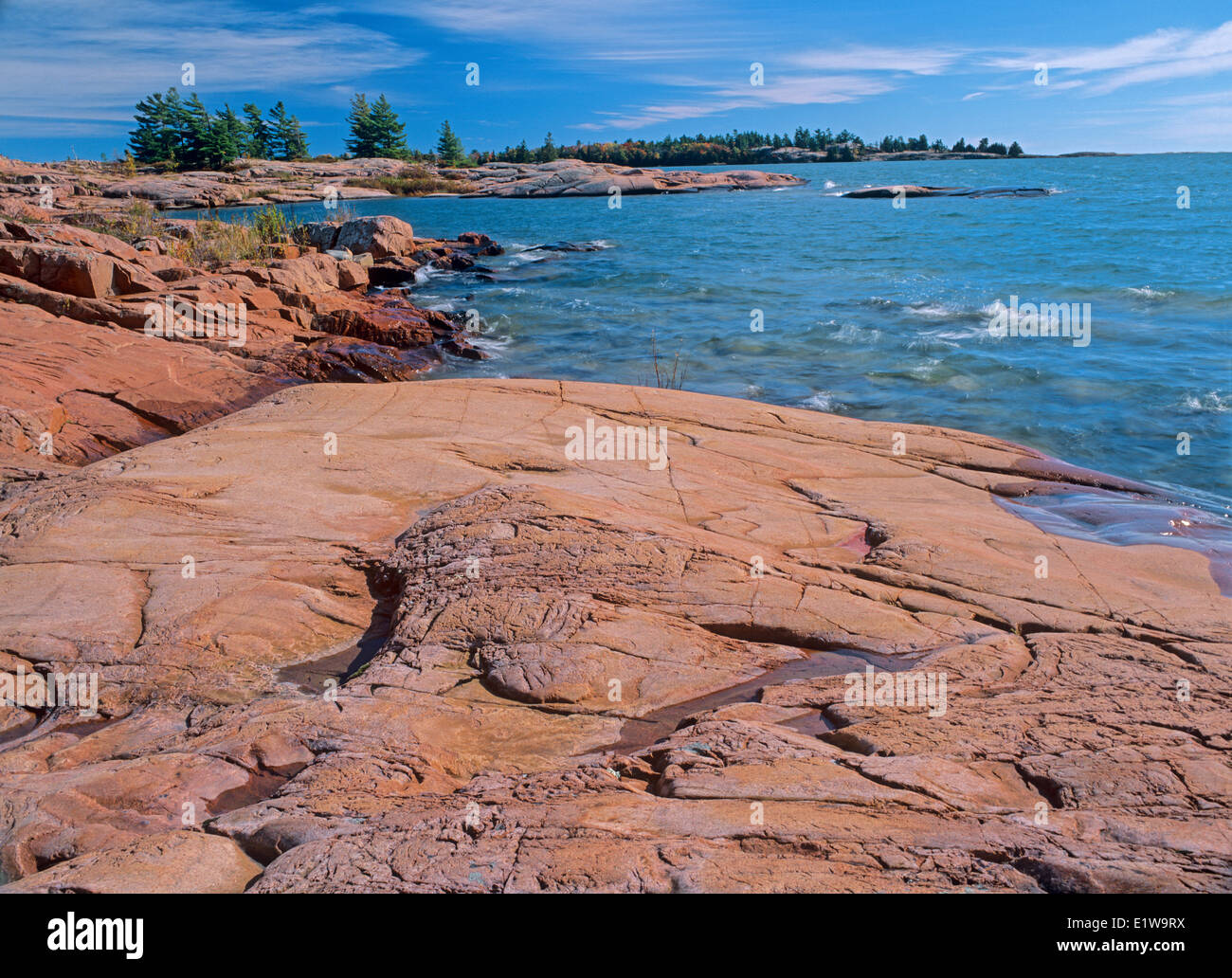 Precambrian, in granito rosa sul litorale di Georgian Bay dal sentiero ...