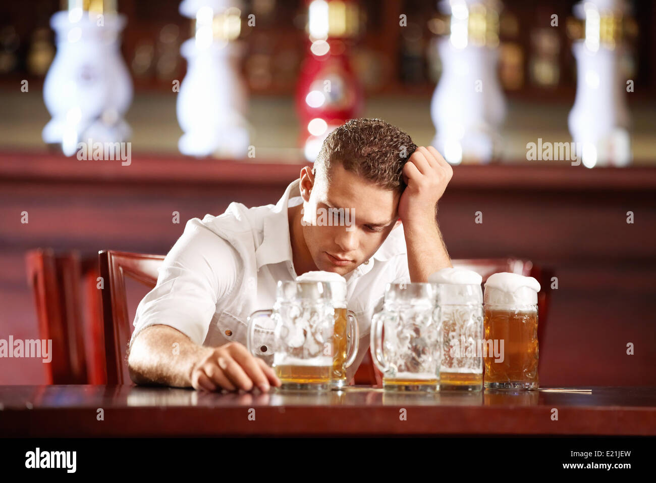 Uomo che beve birra in un pub immagini e fotografie stock ad alta ...