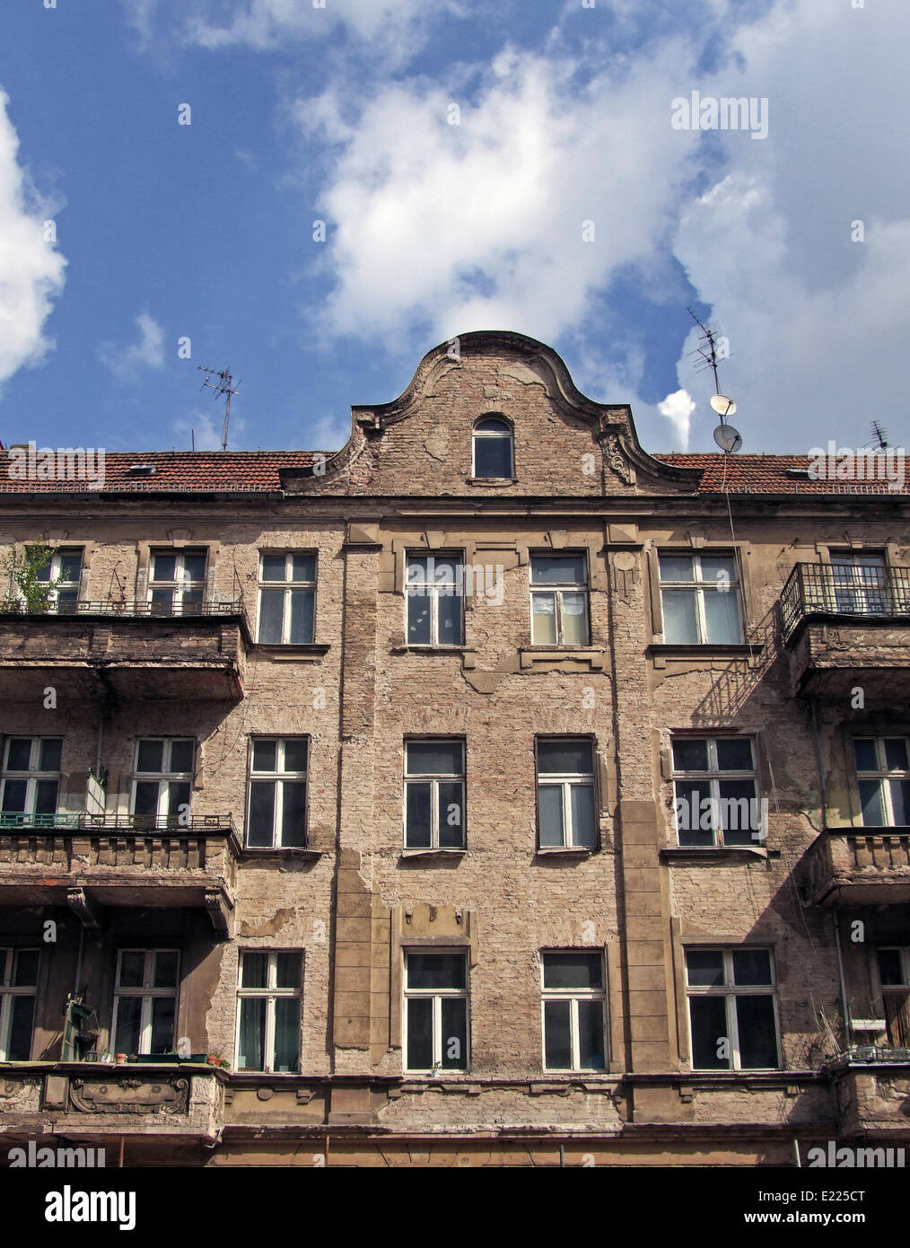 Vecchio edificio popolare immagini e fotografie stock ad alta ...