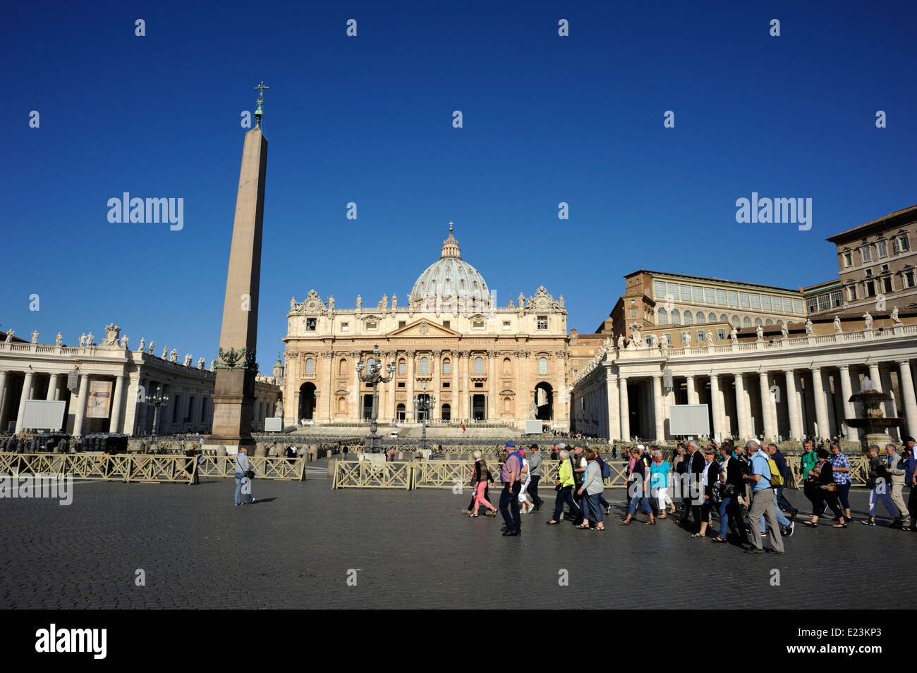 Piazza san pietro con obelisco e basilica di san pietro immagini e ...