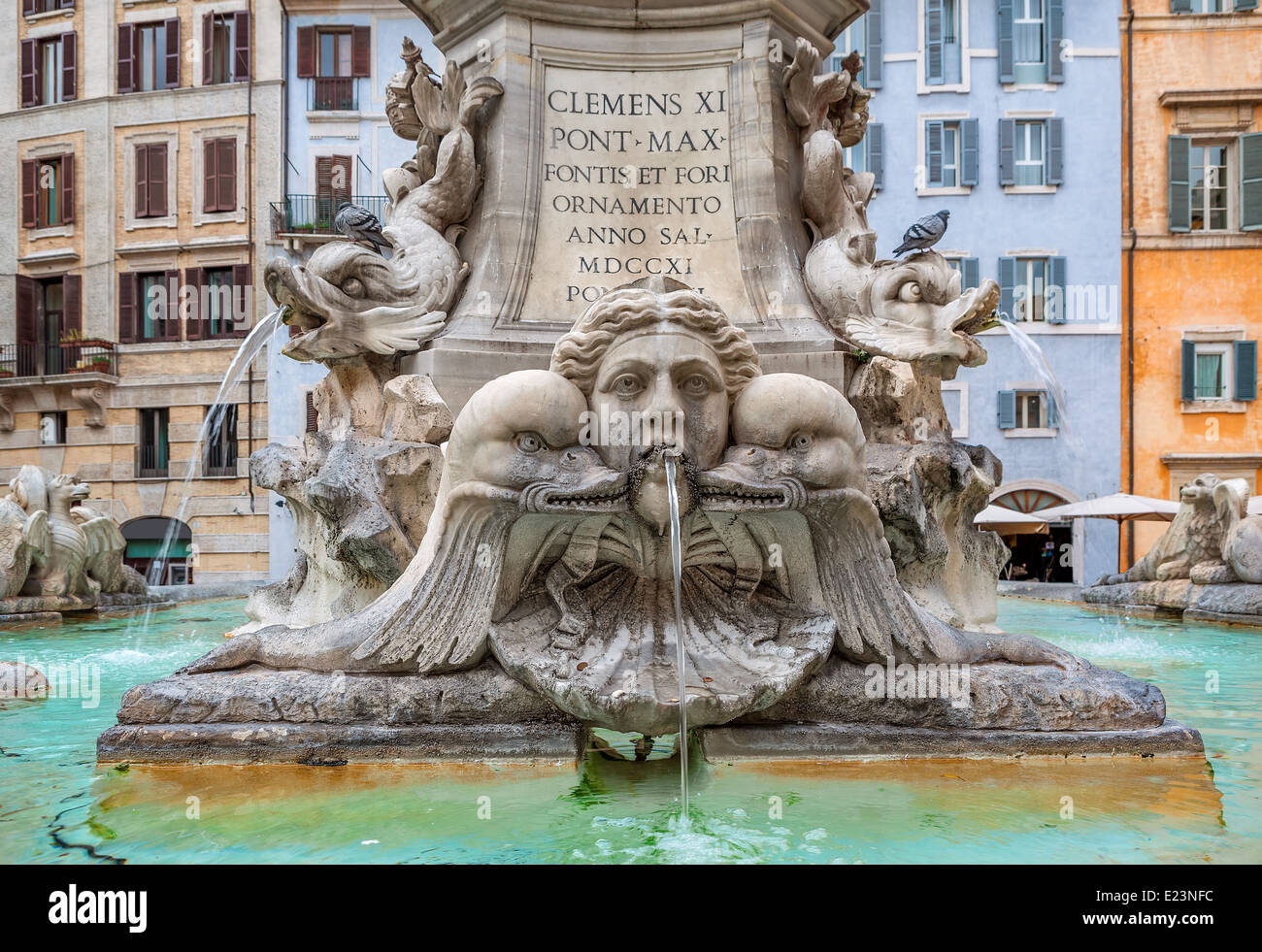 Fontana del Pantheon e tipici edifici italiana sullo sfondo di Roma ...
