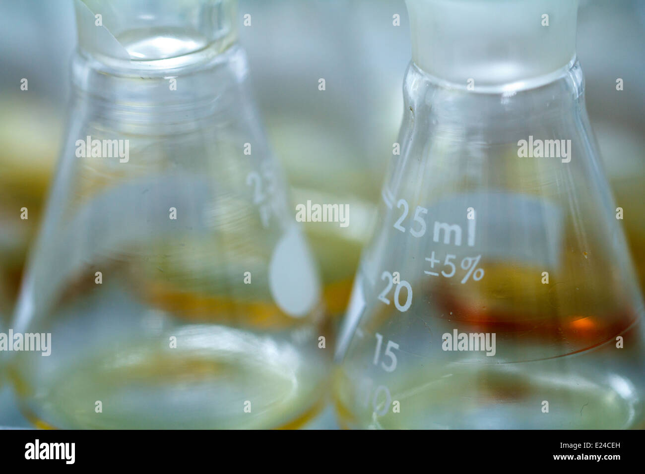 Boccette di vetro immagini e fotografie stock ad alta risoluzione - Alamy